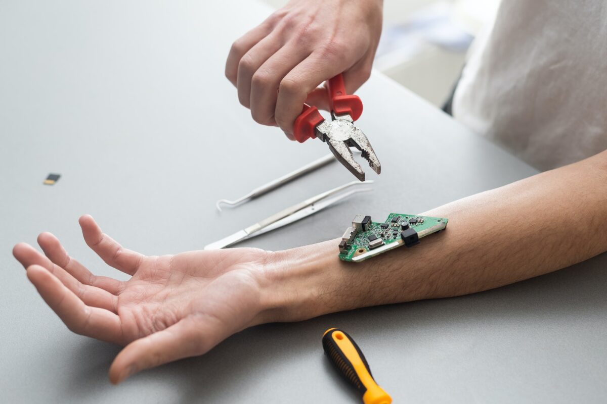 Neuralink réussit son premier implant cérébral chez l'homme : une ...